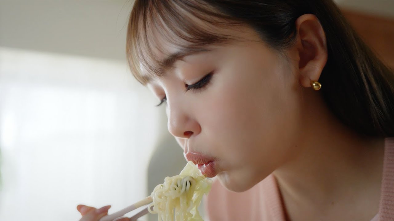 有吉弘行＆藤田ニコル、いつも食べている“こだわりレシピ”公開 「サッポロ一番ずっと好きだったんだぜ。」新CM - MAGMOE