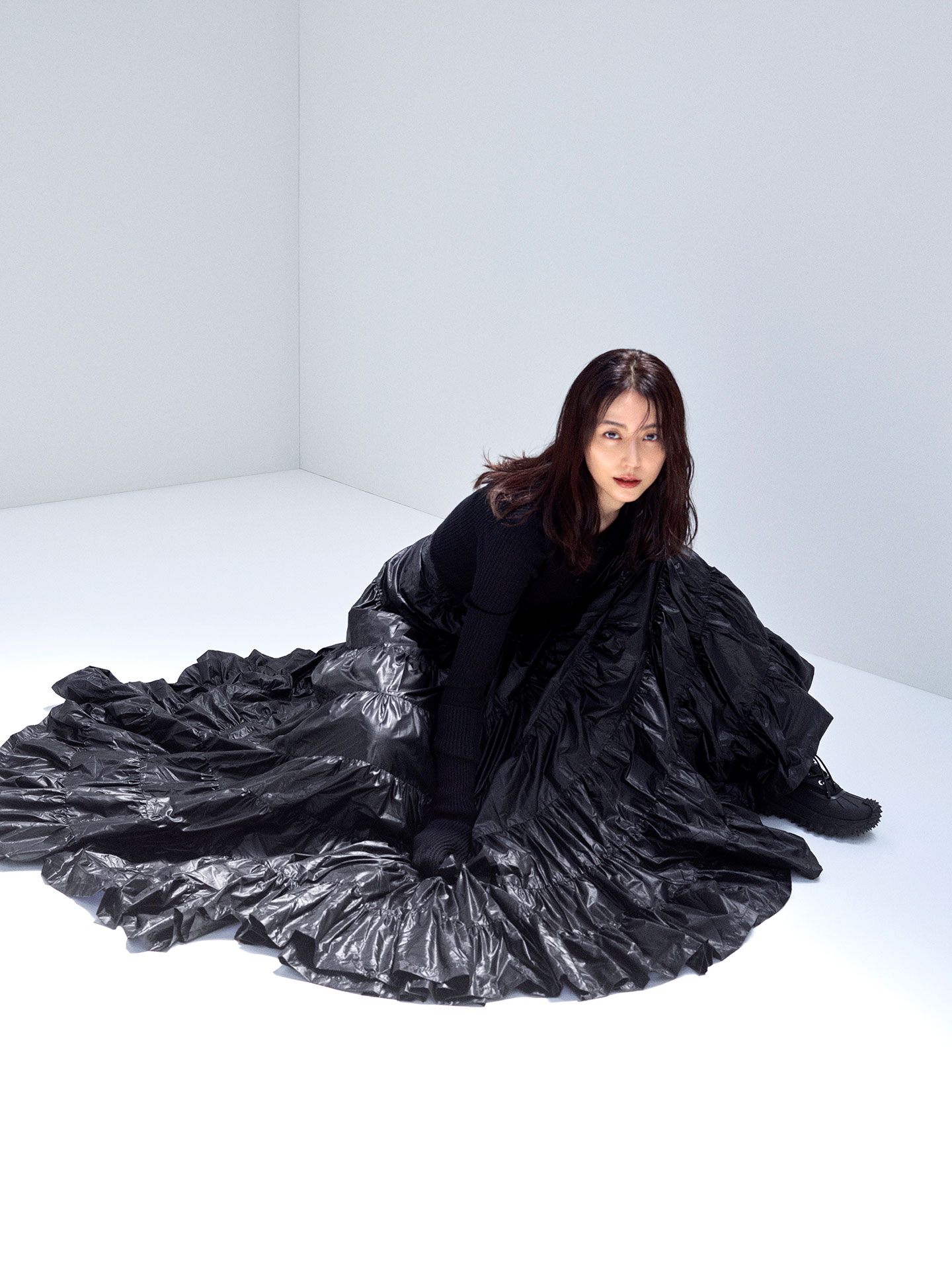 奥深い黒の世界。長澤まさみが魅せるモンクレール × エドワード・エニンフル vol.1 | Fashion - MAGMOE