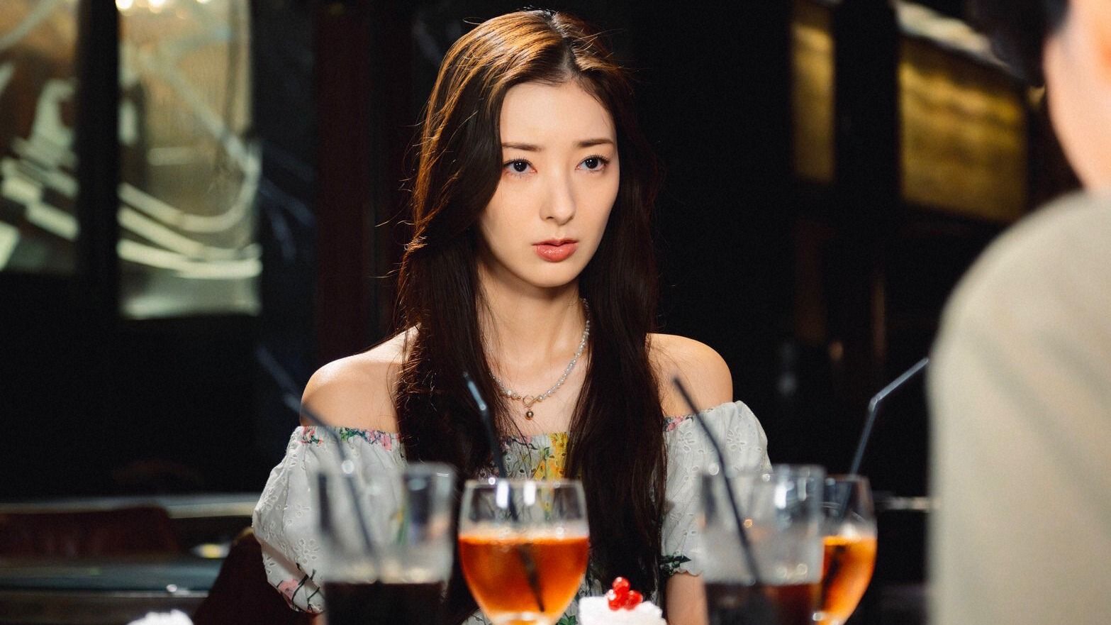 宮本茉由“花梨”がトリンドル玲奈“すみれ”への嫉妬心をあらわにしたシーンに視聴者騒然＜レプリカ... | Lemino ニュース - MAGMOE