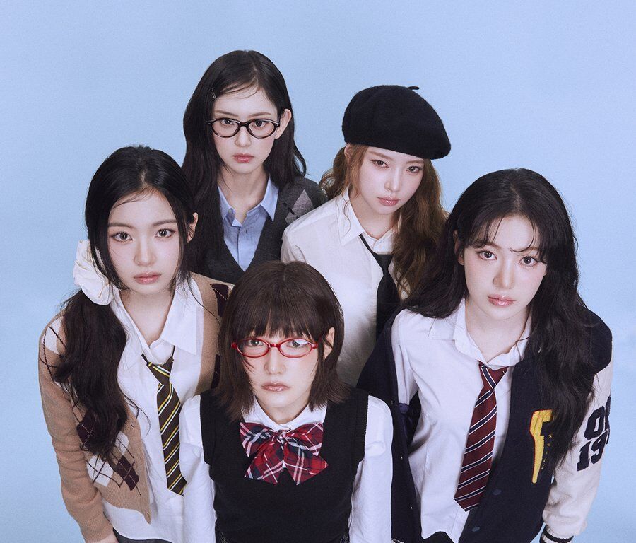 KiiiKiii、「POP INTO COMIC」公開！制服×コミック風ビジュアルでZ世代感を強調 - DANMEE ダンミ - MAGMOE